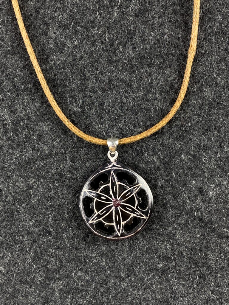 Halsband Solkors Buffelhorn – Sámi Duodji Webbshop